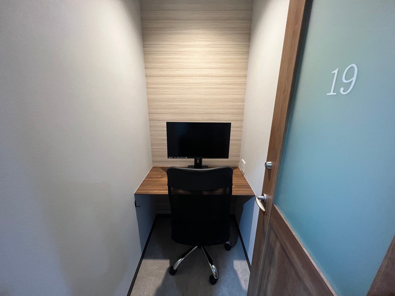 【1時間660円！】JR恵比寿駅目の前！完全個室の1名用ブース（ブース19）※予約時間前は入室不可【４階】の写真1