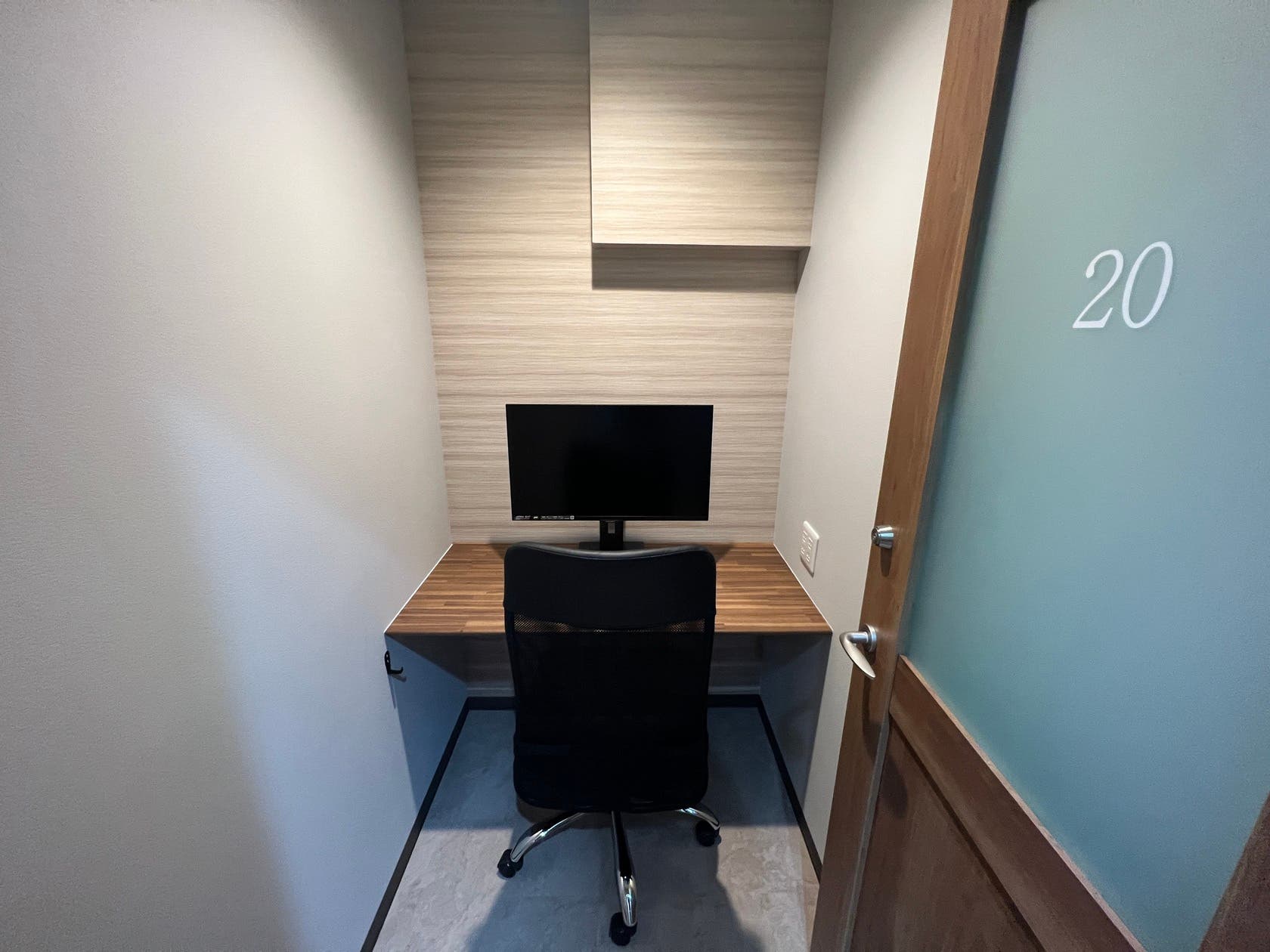 【1時間660円！】JR恵比寿駅目の前！完全個室の1名用ブース（ブース20）※予約時間前は入室不可【４階】の写真1