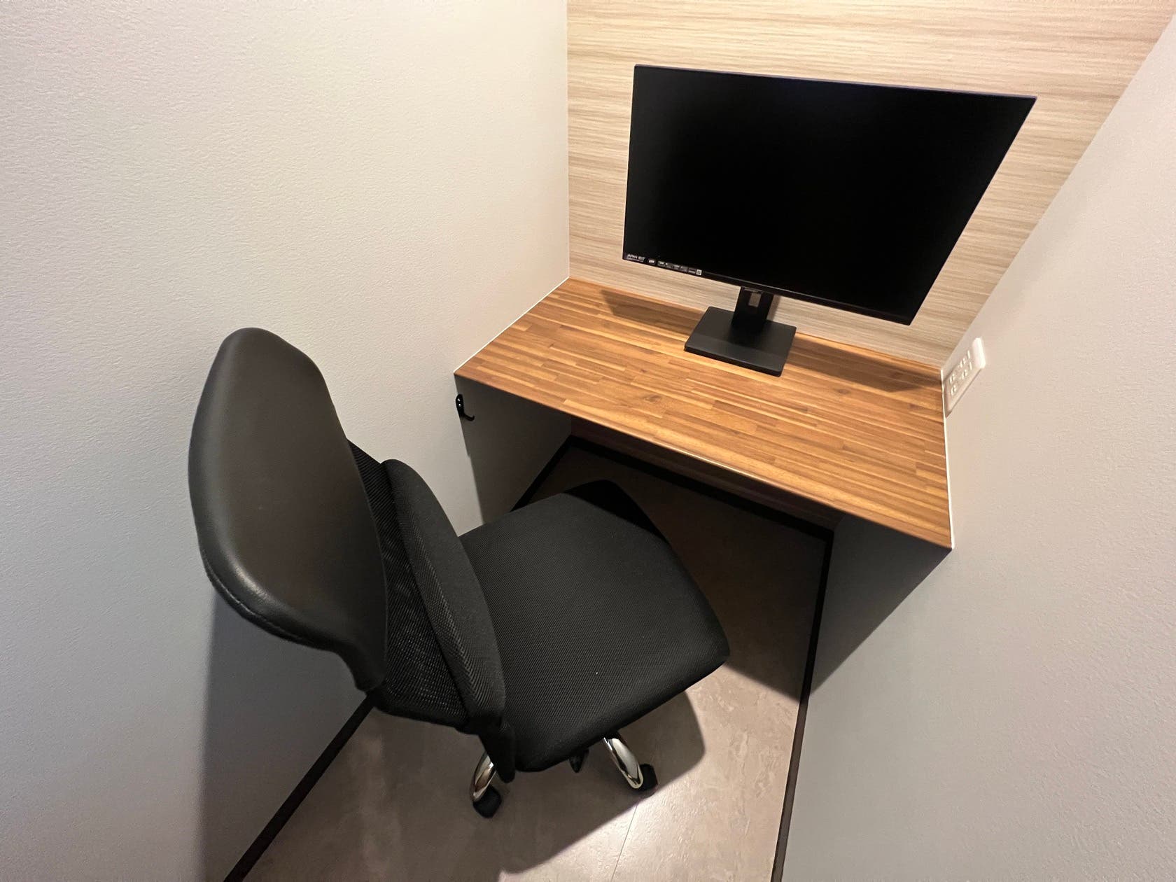 【1時間660円！】JR恵比寿駅目の前！完全個室の1名用ブース（ブース23）※予約時間前は入室不可【４階】の写真2