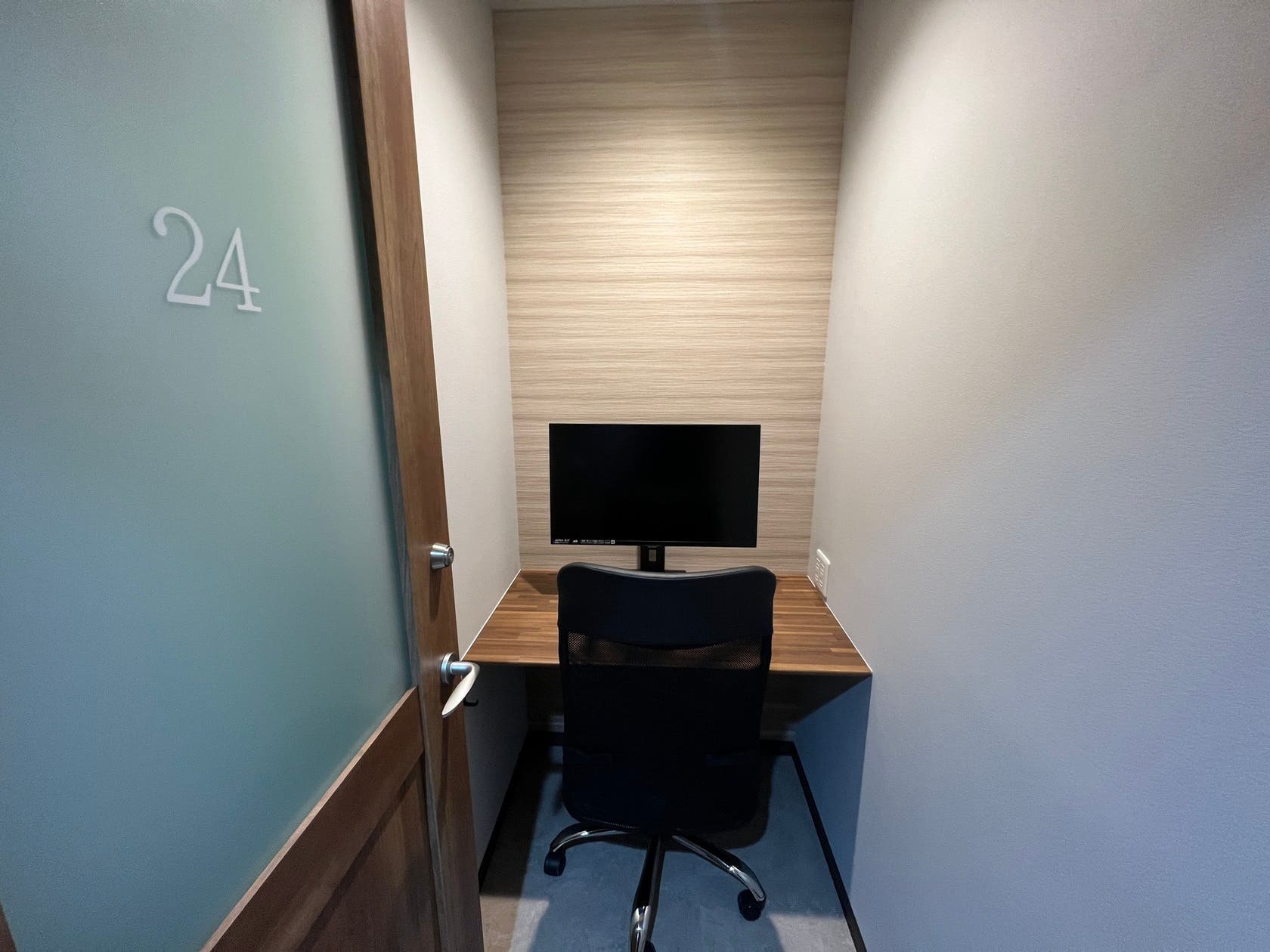 【1時間660円！】JR恵比寿駅目の前！完全個室の1名用ブース（ブース24）※予約時間前は入室不可【４階】の写真1