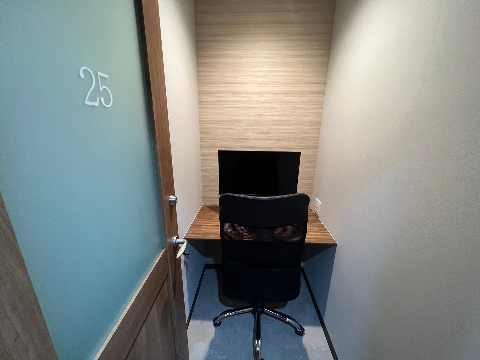 【1時間660円！】JR恵比寿駅目の前！完全個室の1名用ブース（ブース25）※予約時間前は入室不可【４階】の写真1