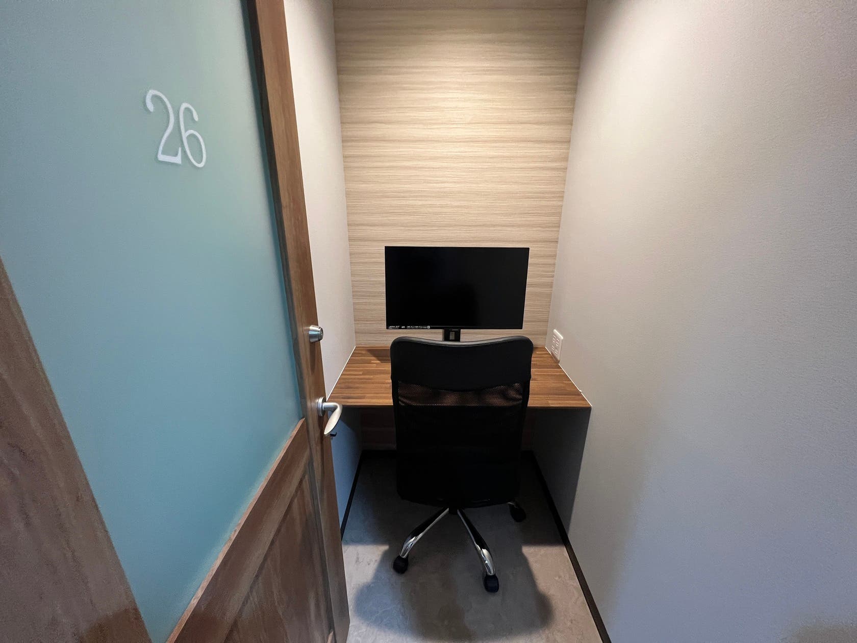 【1時間660円！】JR恵比寿駅目の前！完全個室の1名用ブース（ブース26）※予約時間前は入室不可【４階】の写真1