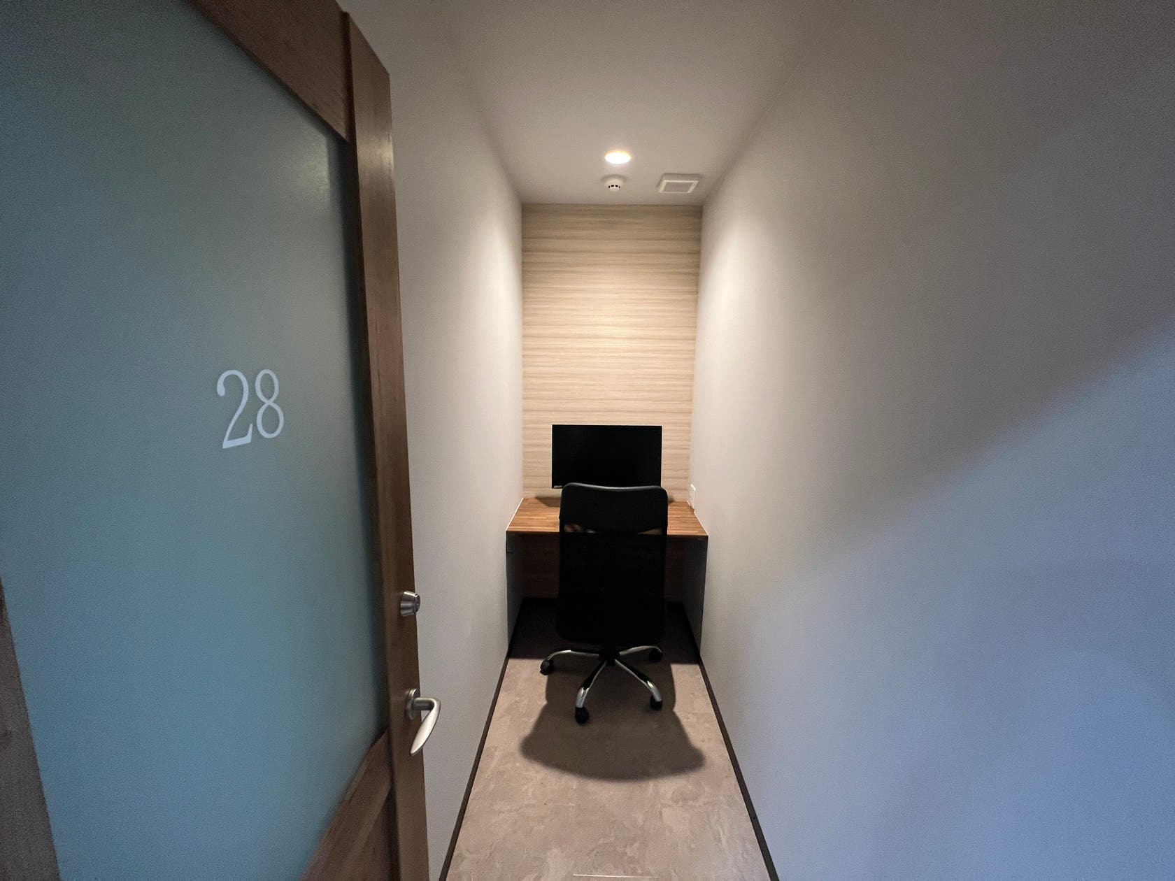 【1時間660円！】JR恵比寿駅目の前！完全個室の1名用ブース（ブース28）※予約時間前は入室不可【４階】の写真1
