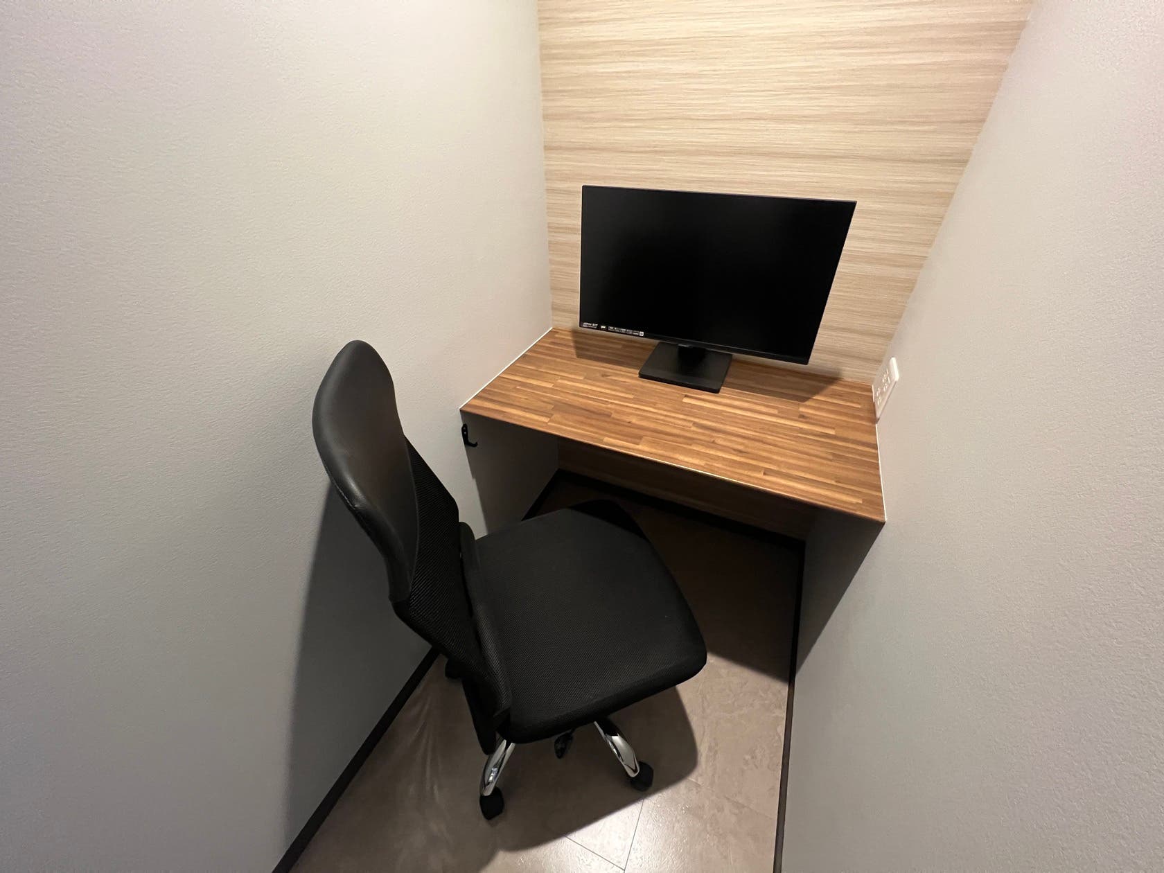 【1時間660円！】JR恵比寿駅目の前！完全個室の1名用ブース（ブース28）※予約時間前は入室不可【４階】の写真2