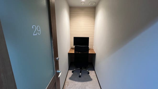 【1時間880円!】JR恵比寿駅目の前!完全個室の1名用ブース(ブース29)※予約時間前は入室不可【4階】の写真1