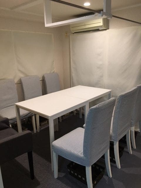 明るく清潔なミーティングルームの写真1