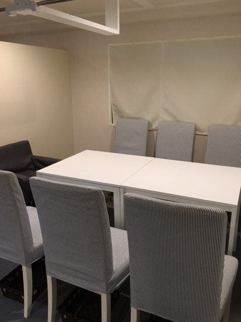 明るく清潔なミーティングルームの写真2
