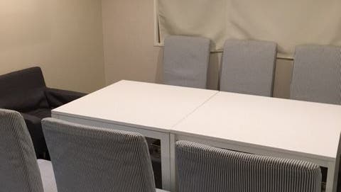 明るく清潔なミーティングルームの写真2