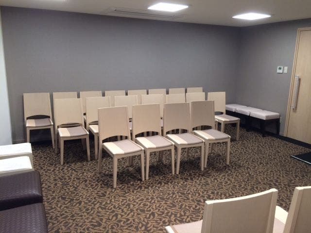 南浦和駅 徒歩8分 送迎バスあり 打ち合わせ 会議 可能 個室 最大シアター形式30名　親族控室の写真3