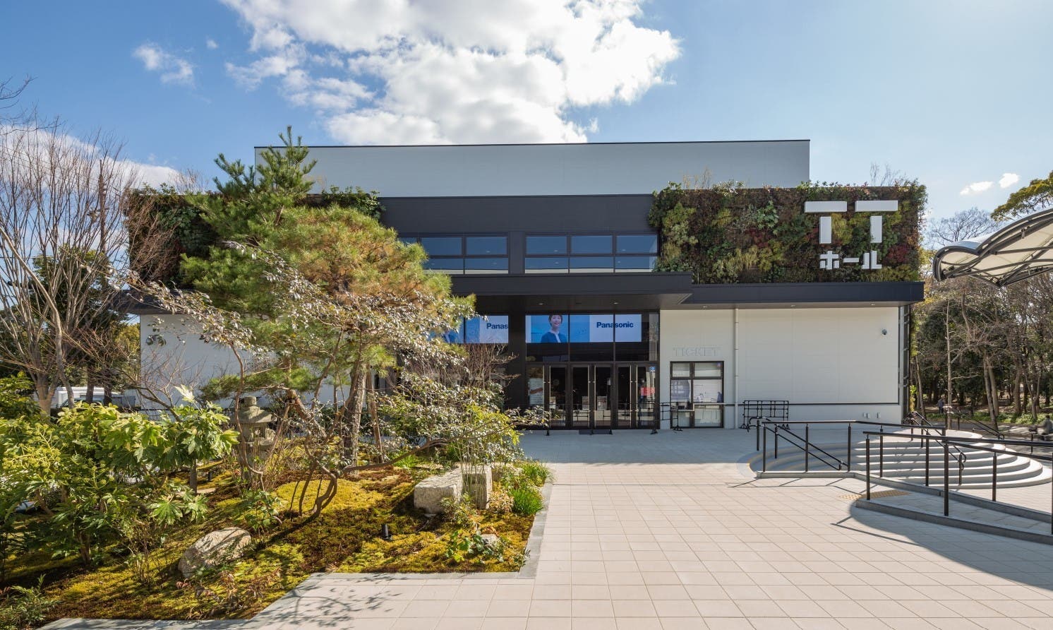 【最寄り駅から徒歩5分】クールジャパンパーク大阪大ホール・中ホールの間にある中庭。の写真4