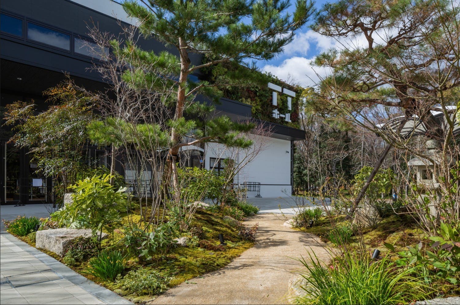 【最寄り駅から徒歩5分】クールジャパンパーク大阪大ホール・中ホールの間にある中庭。の写真8