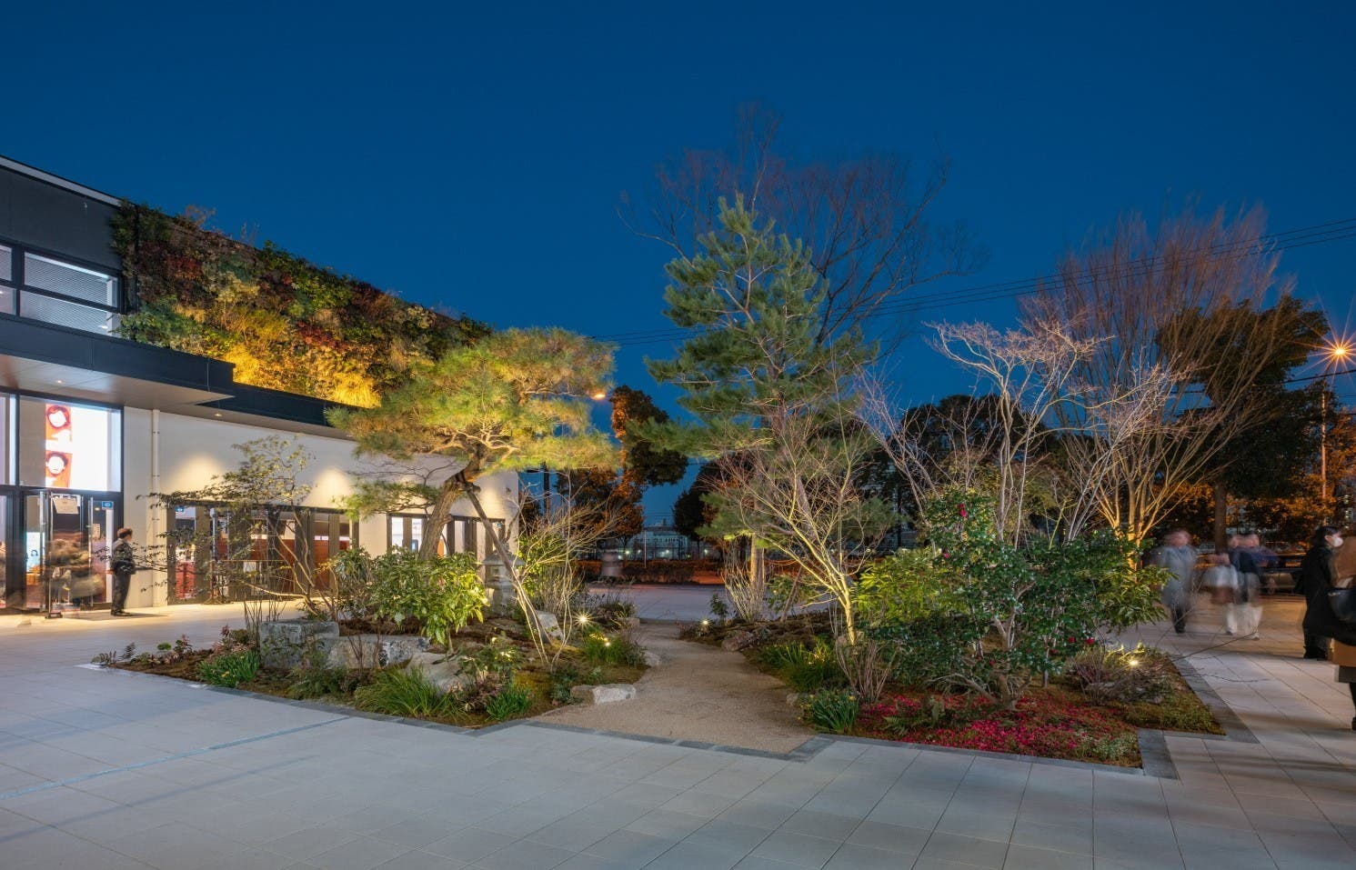 【最寄り駅から徒歩5分】クールジャパンパーク大阪大ホール・中ホールの間にある中庭。の写真9