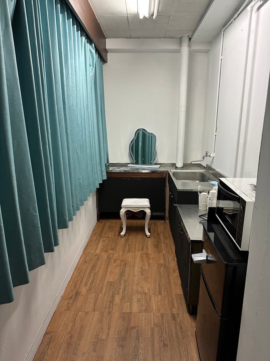 【控室有】モルタル・クンクリート・漆喰壁のある撮影スタジオ/コニカルスヌート/スワッグ/観葉植物/自然光の写真26