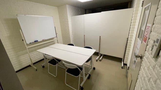 新宿駅南口徒歩4分、THビル2階Cルームの写真1