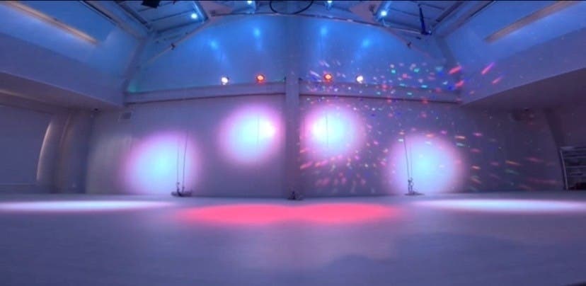 天井高6.5ｍ・約74㎡・一面鏡張り・Pole・Aerial設備併設のレンタルスタジオの写真6