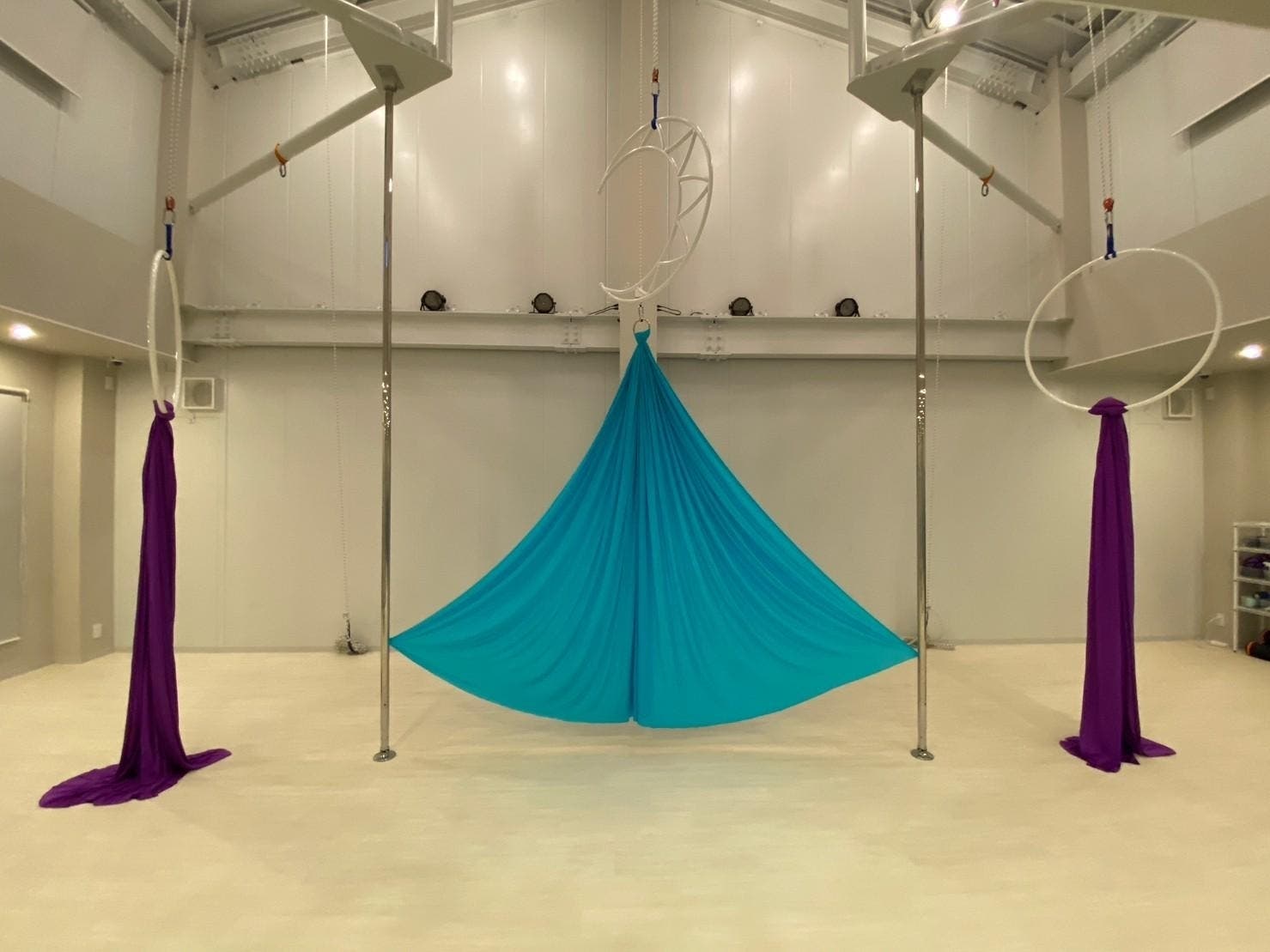 天井高6.5ｍ・約74㎡・一面鏡張り・Pole・Aerial設備併設のレンタルスタジオの写真7
