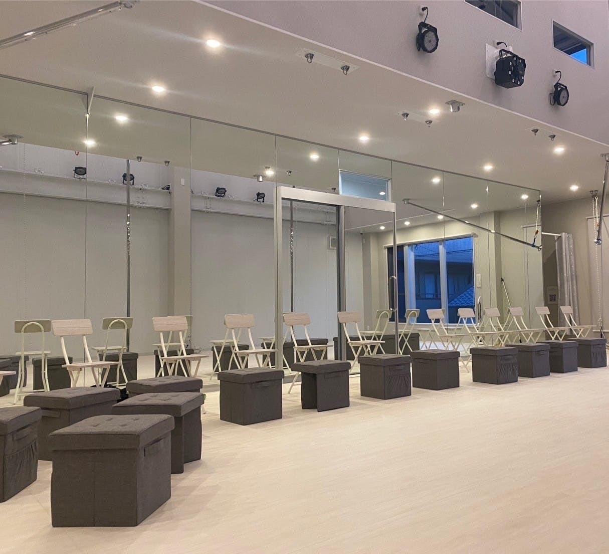 天井高6.5ｍ・約74㎡・一面鏡張り・Pole・Aerial設備併設のレンタルスタジオの写真5