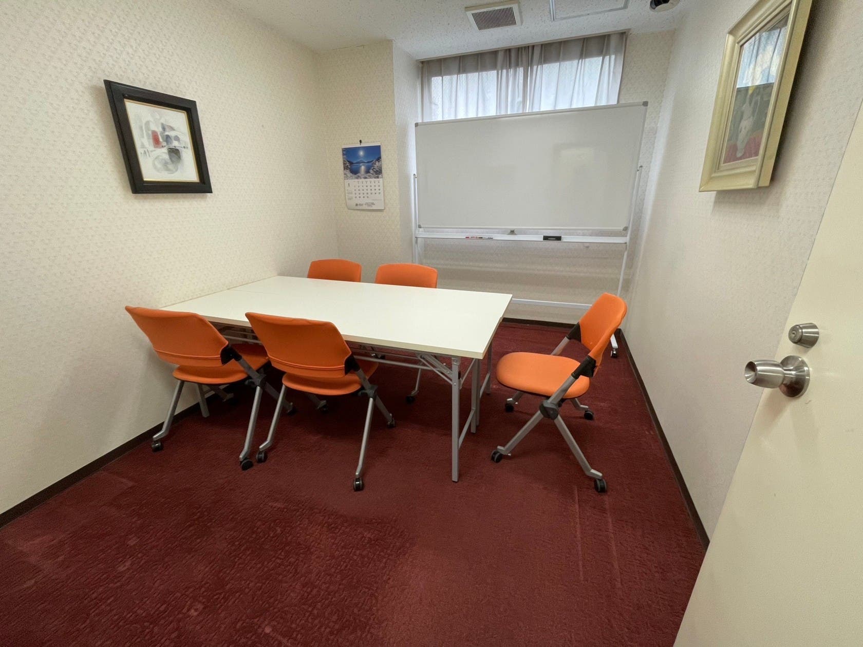 JR新宿駅南口より徒歩4分、THビル1階Aルームの写真1