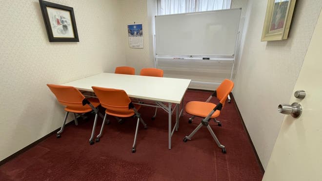 JR新宿駅南口より徒歩4分、THビル1階Aルームの写真1