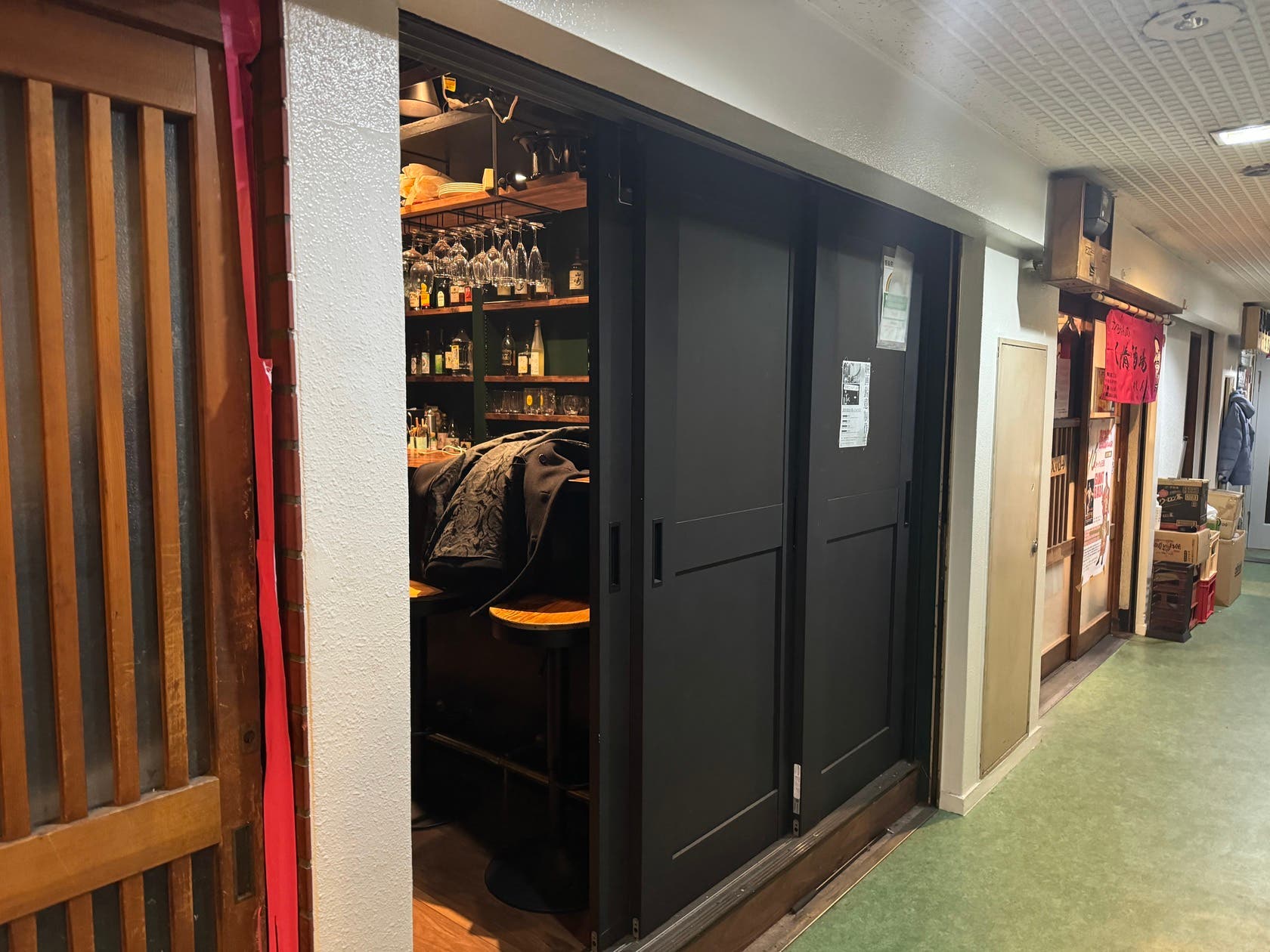 新宿駅から徒歩10分、地下1F、現在営業中のバーの写真8