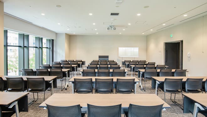 御堂会館3階Cホール 大阪メトロ本町駅徒歩1分のネット会議対応の貸ホール! の写真1