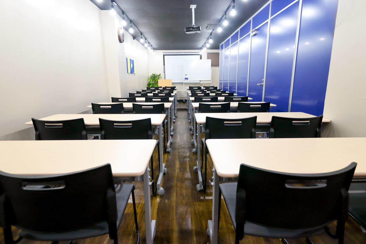 【池袋駅徒歩1分！池袋駅最近物件！36名】無線マイク・高性能プロジェクター・WiFi全て無料！ふれあい貸し会議室 池袋No103の写真1