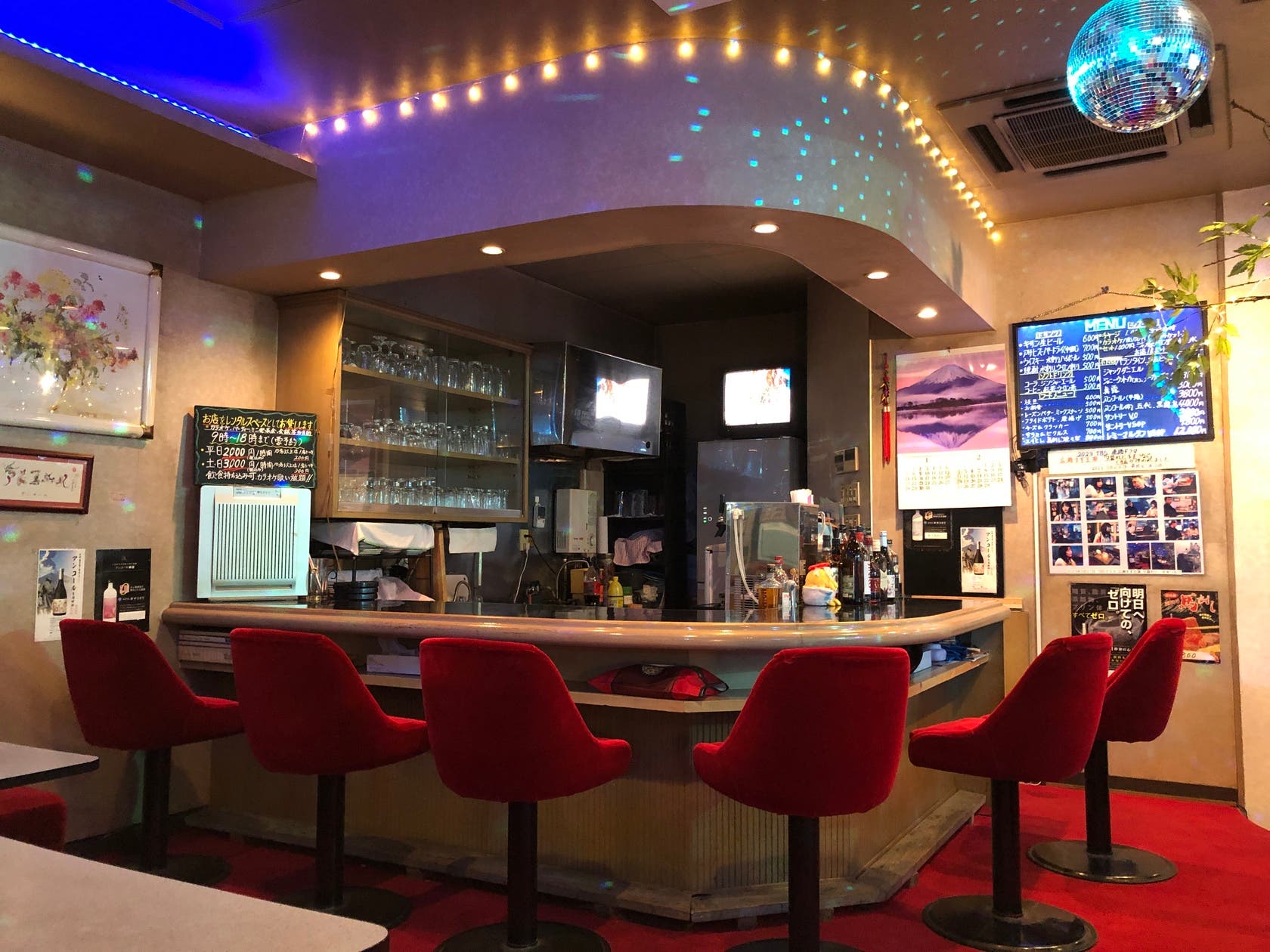 【三鷹駅・吉祥寺駅・調布駅】カラオケや音楽スタジオ、写真撮影、パーティーに最適！バーカウンター、ステージのある広々したスナックの写真5