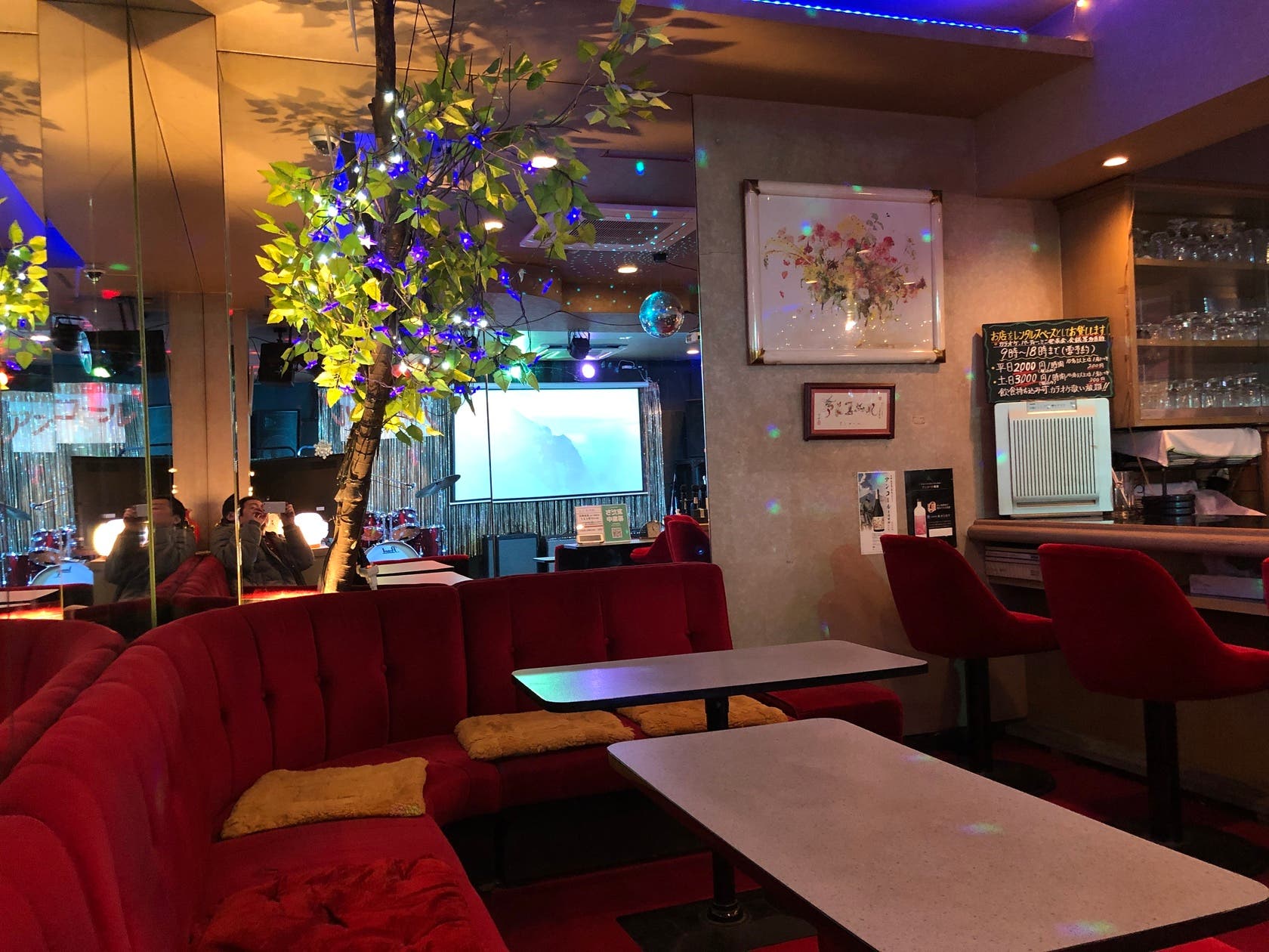 【三鷹駅・吉祥寺駅・調布駅】カラオケや音楽スタジオ、写真撮影、パーティーに最適！バーカウンター、ステージのある広々したスナックの写真8