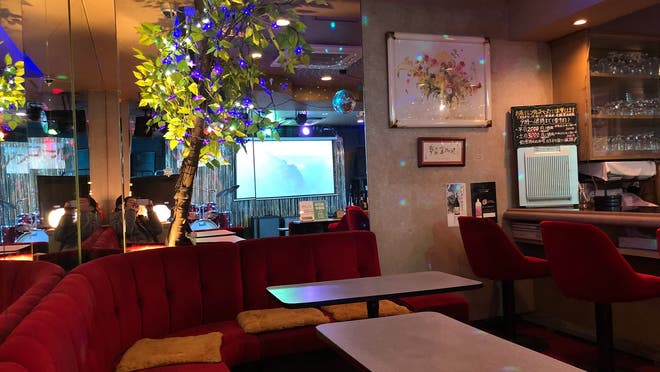 【三鷹駅・吉祥寺駅・調布駅】カラオケや音楽スタジオ、写真撮影、パーティーに最適!バーカウンター、ステージのある広々したスナックの写真8