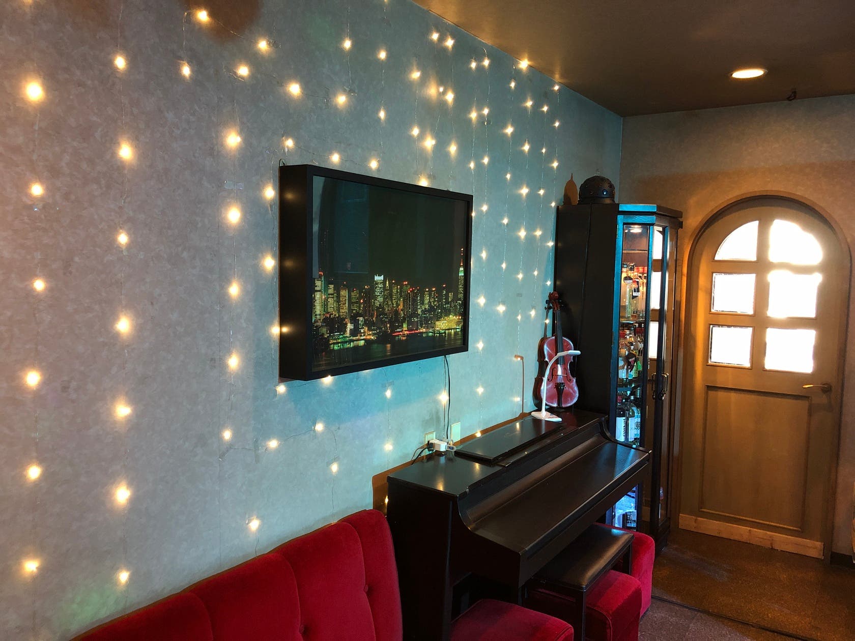 【三鷹駅・吉祥寺駅・調布駅】カラオケや音楽スタジオ、写真撮影、パーティーに最適！バーカウンター、ステージのある広々したスナックの写真9