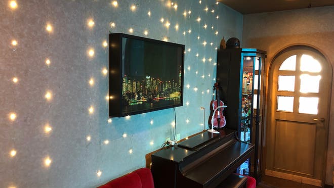 【三鷹駅・吉祥寺駅・調布駅】カラオケや音楽スタジオ、写真撮影、パーティーに最適!バーカウンター、ステージのある広々したスナックの写真9