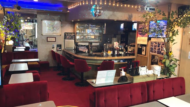 【三鷹駅・吉祥寺駅・調布駅】カラオケや音楽スタジオ、写真撮影、パーティーに最適!バーカウンター、ステージのある広々したスナックの写真10