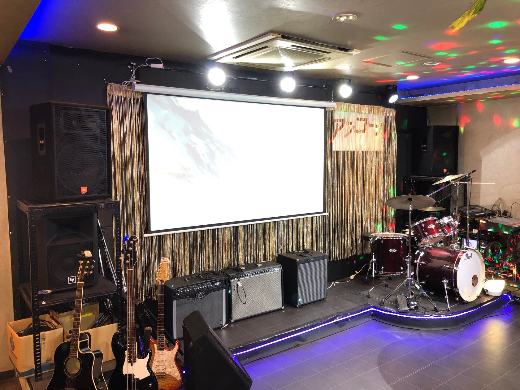 【三鷹駅・吉祥寺駅・調布駅】カラオケや音楽スタジオ、写真撮影、パーティーに最適！バーカウンター、ステージのある広々したスナックの写真11