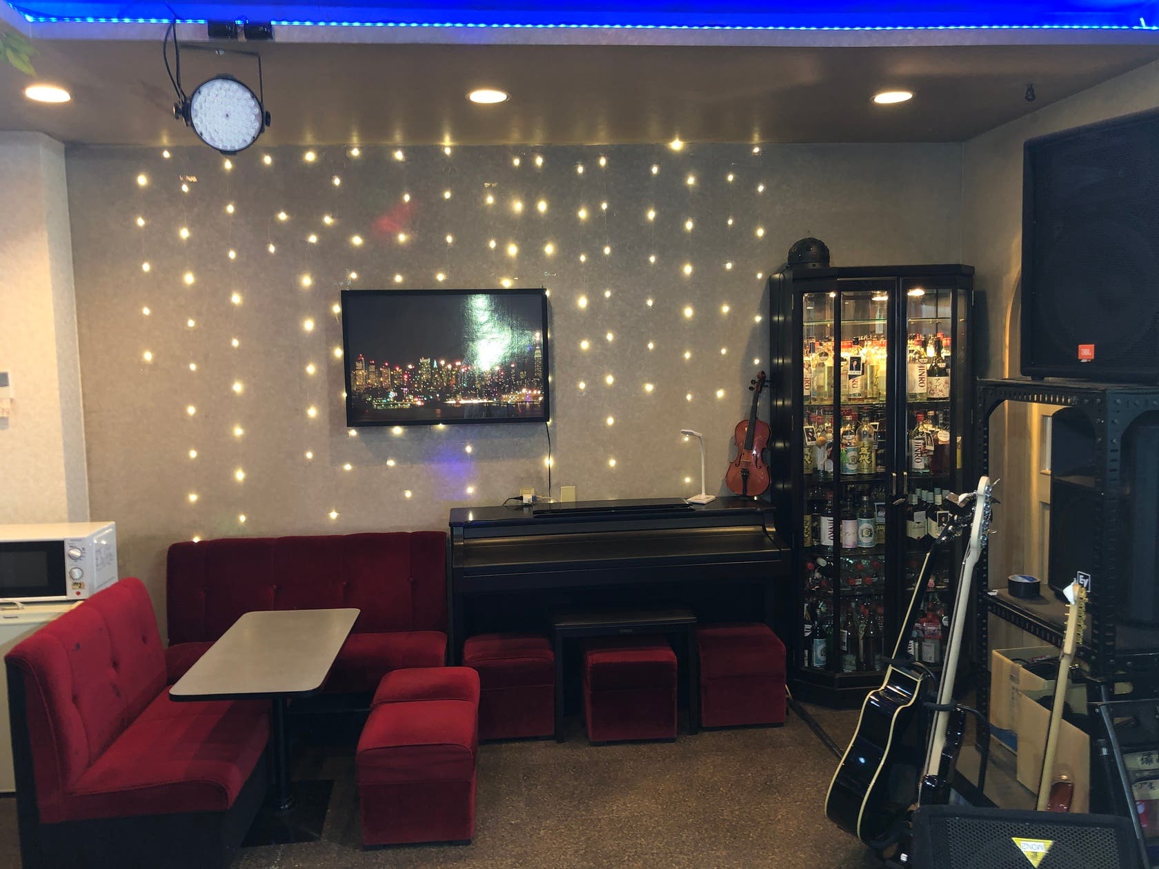【三鷹駅・吉祥寺駅・調布駅】カラオケや音楽スタジオ、写真撮影、パーティーに最適！バーカウンター、ステージのある広々したスナックの写真12
