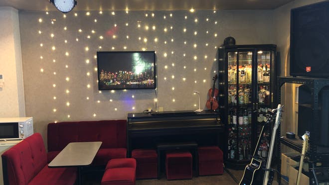 【三鷹駅・吉祥寺駅・調布駅】カラオケや音楽スタジオ、写真撮影、パーティーに最適!バーカウンター、ステージのある広々したスナックの写真12