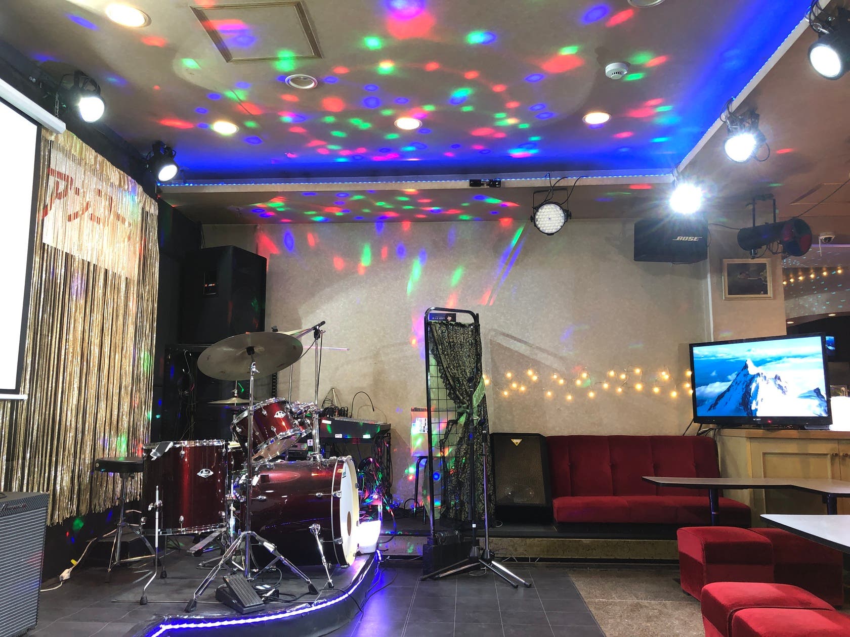 【三鷹駅・吉祥寺駅・調布駅】カラオケや音楽スタジオ、写真撮影、パーティーに最適！バーカウンター、ステージのある広々したスナックの写真13