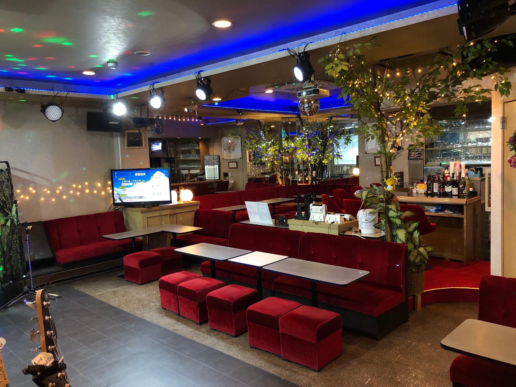 【三鷹駅・吉祥寺駅・調布駅】カラオケや音楽スタジオ、写真撮影、パーティーに最適！バーカウンター、ステージのある広々したスナックの写真14