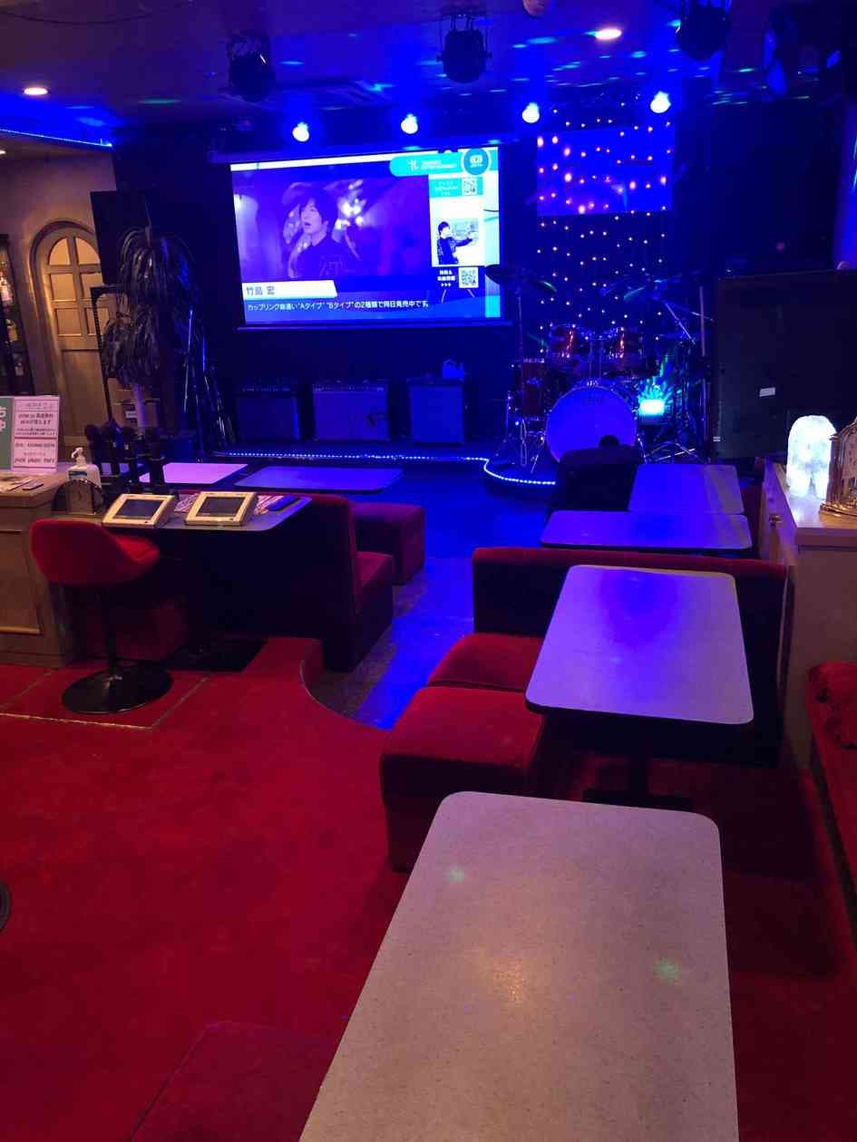 【三鷹駅・吉祥寺駅・調布駅】カラオケや音楽スタジオ、写真撮影、パーティーに最適！バーカウンター、ステージのある広々したスナックの写真15