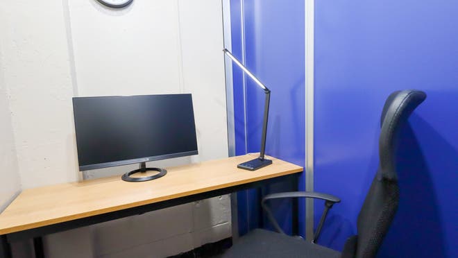 【池袋駅徒歩1分!池袋駅最近物件!1名利用可!】広い完全個室!モニター・WiFi全て無料!ふれあい貸し会議室 池袋No104の写真1