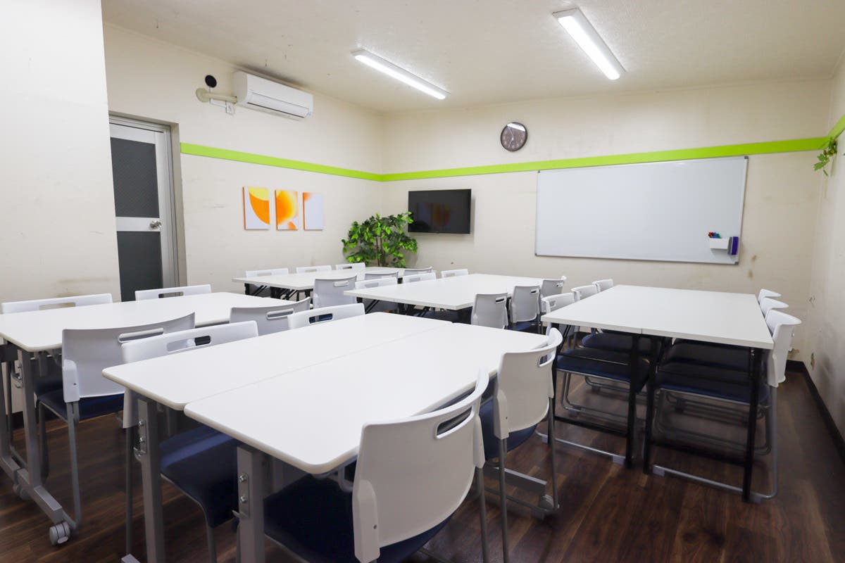 【池袋駅徒歩1分！池袋駅最近物件！26名利用可！】セミナーに！大型モニター・WiFi全て無料！ふれあい貸し会議室 池袋No105の写真5