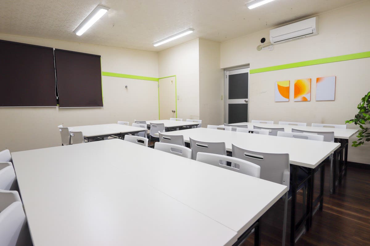 【池袋駅徒歩1分！池袋駅最近物件！26名利用可！】セミナーに！大型モニター・WiFi全て無料！ふれあい貸し会議室 池袋No105の写真6