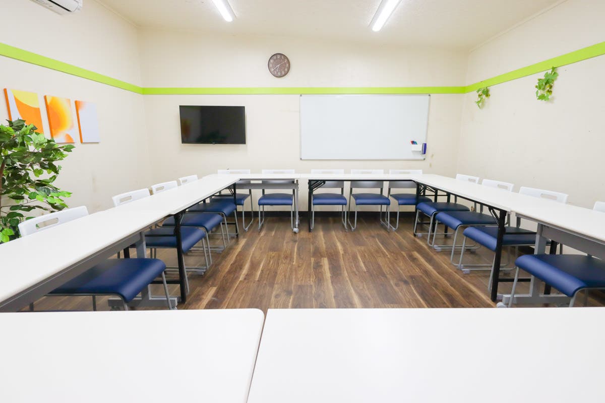 【池袋駅徒歩1分！池袋駅最近物件！26名利用可！】セミナーに！大型モニター・WiFi全て無料！ふれあい貸し会議室 池袋No105の写真7