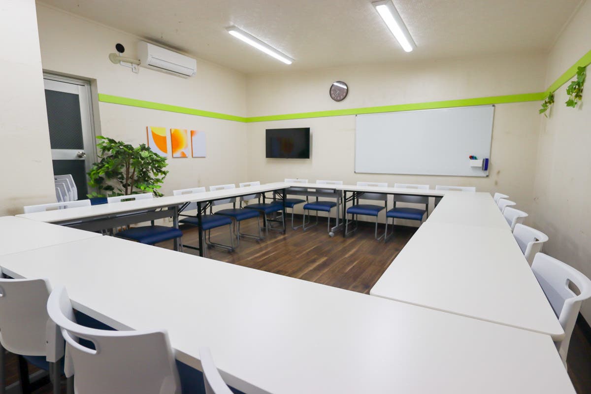 【池袋駅徒歩1分！池袋駅最近物件！26名利用可！】セミナーに！大型モニター・WiFi全て無料！ふれあい貸し会議室 池袋No105の写真8