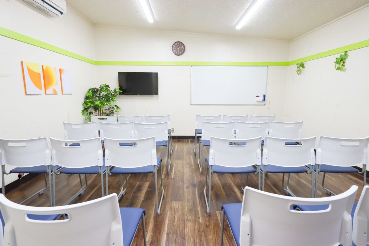 【池袋駅徒歩1分！池袋駅最近物件！26名利用可！】セミナーに！大型モニター・WiFi全て無料！ふれあい貸し会議室 池袋No105の写真12