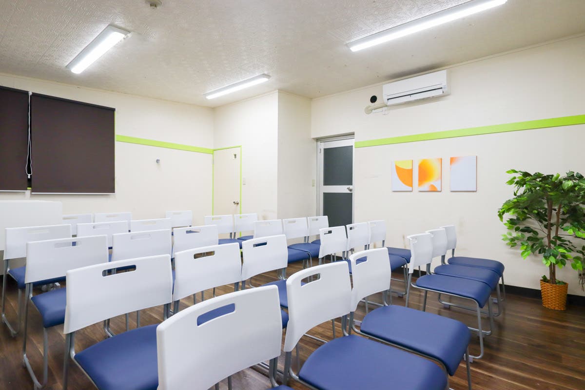 【池袋駅徒歩1分！池袋駅最近物件！26名利用可！】セミナーに！大型モニター・WiFi全て無料！ふれあい貸し会議室 池袋No105の写真13