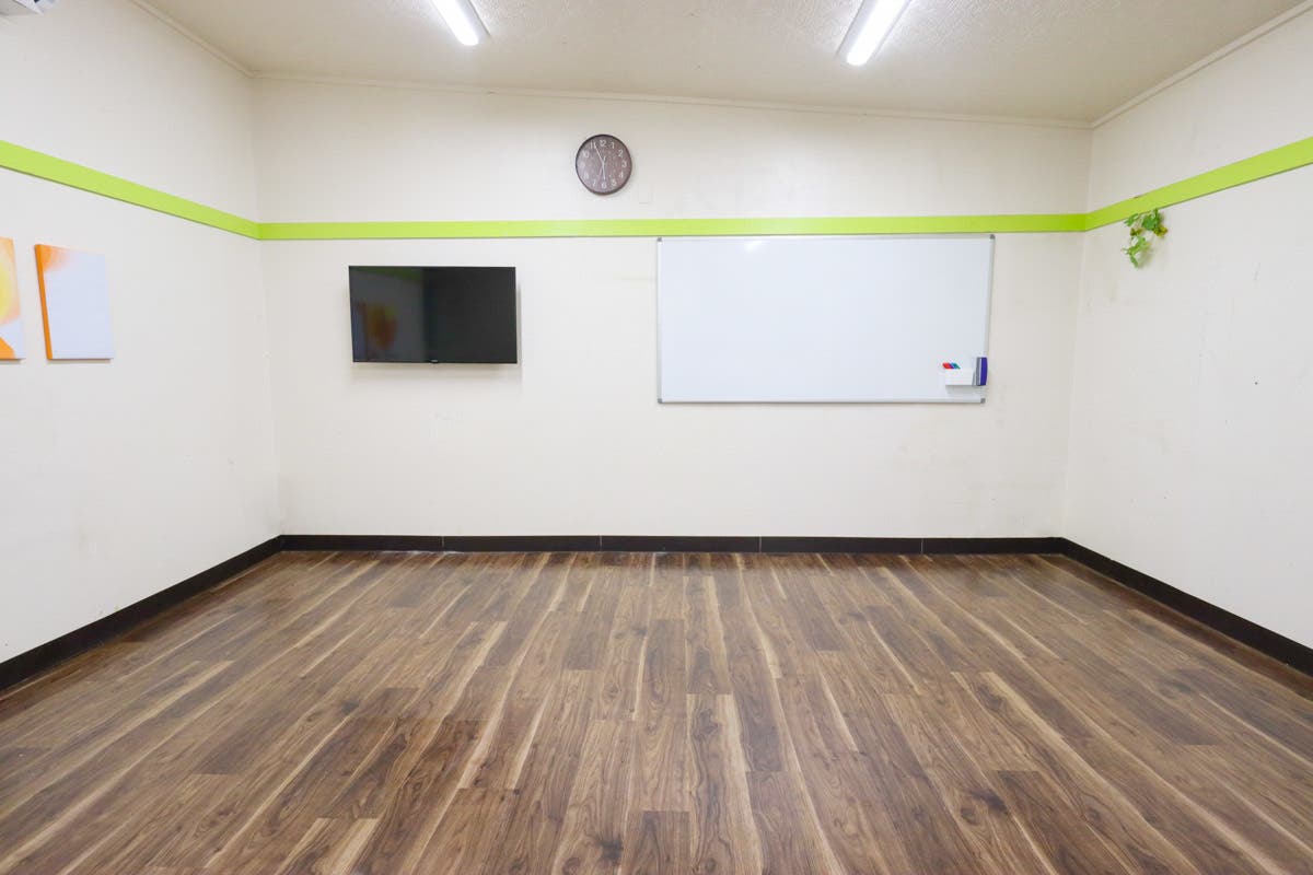 【池袋駅徒歩1分！池袋駅最近物件！26名利用可！】セミナーに！大型モニター・WiFi全て無料！ふれあい貸し会議室 池袋No105の写真14