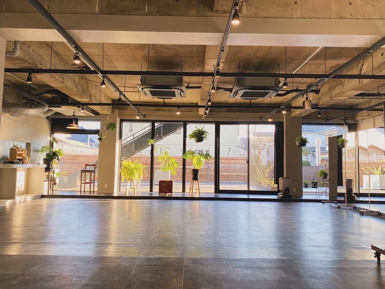 本厚木駅よりバスで10分　厚木国道412号線沿いの広いスタジオスペース、ジムスペースあり、ママ会もの写真1