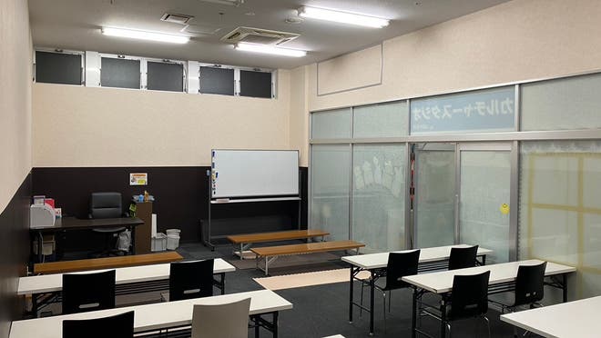 車でのアクセス抜群!スポーツクラブ併設の広々安心ミーティングスペースの写真1