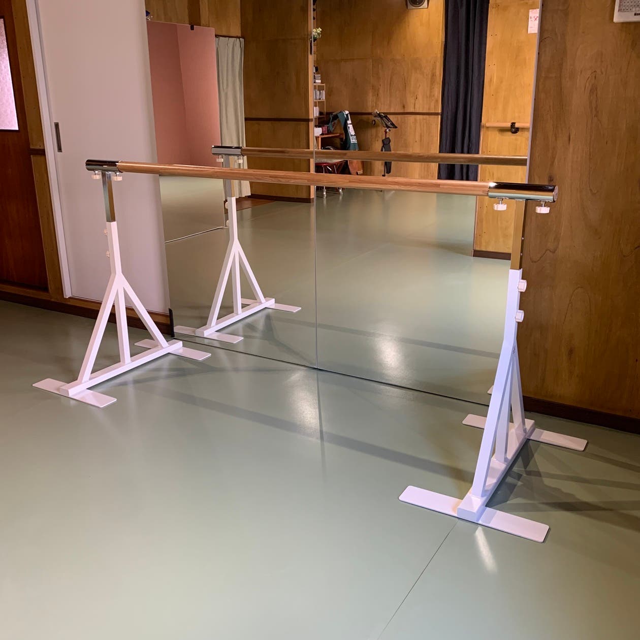 昼間の利用がお得◎リノリウム床、バーや鏡あり。ダンス、音楽、楽器、ヨガ、演劇でのご利用に。注意事項を必ずご確認くださいの写真5