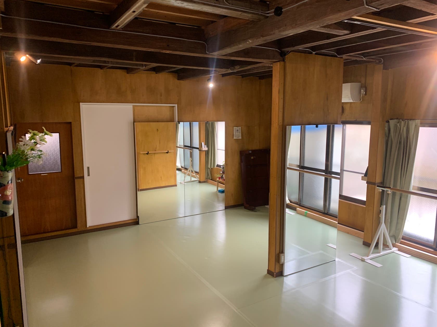 昼間の利用がお得◎リノリウム床、バーや鏡あり。ダンス、音楽、楽器、ヨガ、演劇でのご利用に。注意事項を必ずご確認くださいの写真9